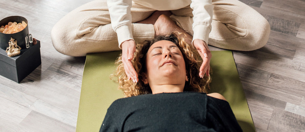 O que são os Chakras e qual a sua relação com o Reiki – Loja WeMystic O que são os Chakras e qual a sua relação com o Reiki – Loja WeMystic